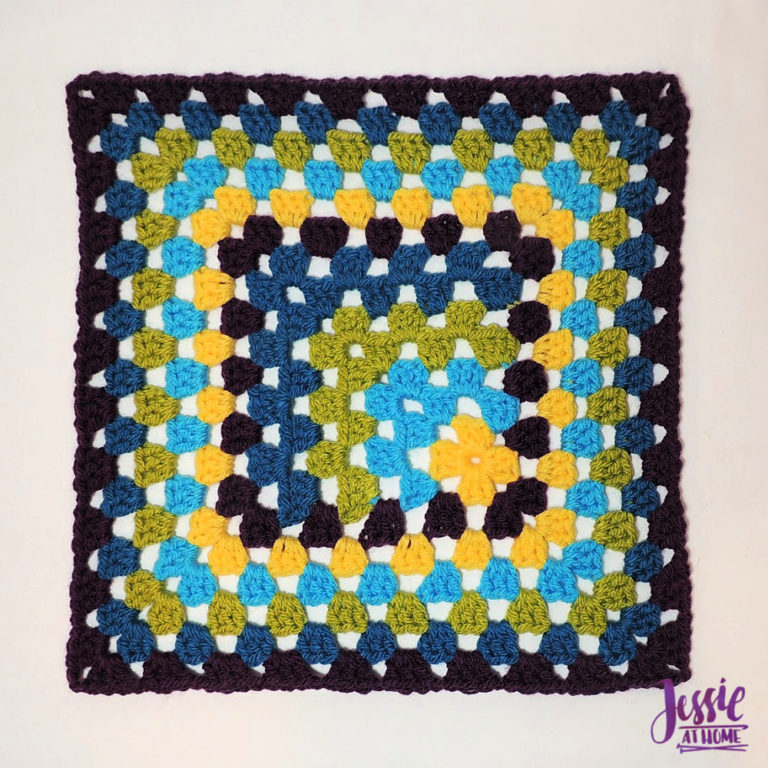 Off Set Granny Square with thin or thick border - free crochet pattern