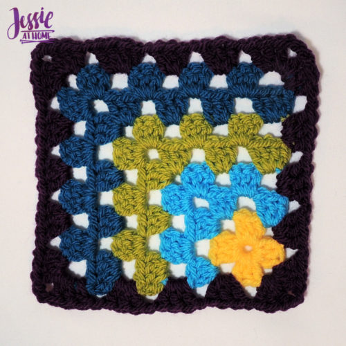 Off Set Granny Square with thin or thick border - free crochet pattern