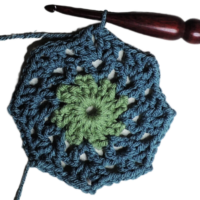 How To Make a Flower Granny Square: Free Crochet Pattern