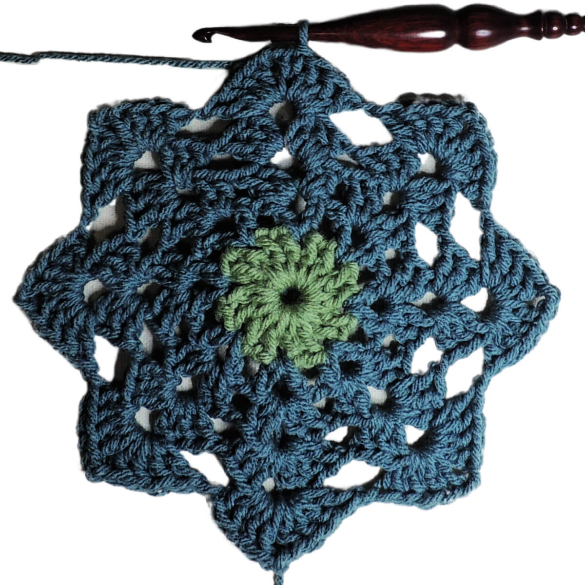 How To Make a Flower Granny Square: Free Crochet Pattern